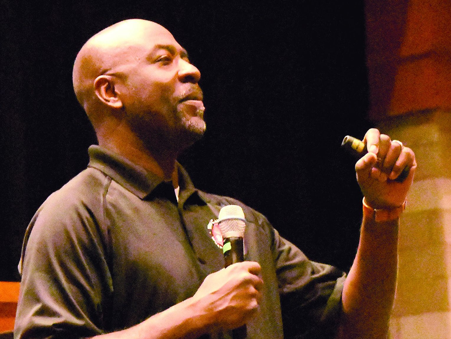 ‘Tall cop’ delivers wake-up call